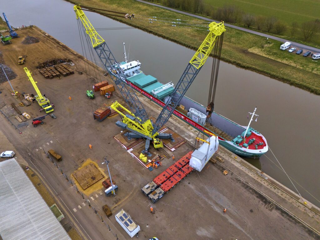 再生品のAK912クレーンがサットンブリッジ港で作業を再開し、リフト作業を行っています。 | Ocean Mafia